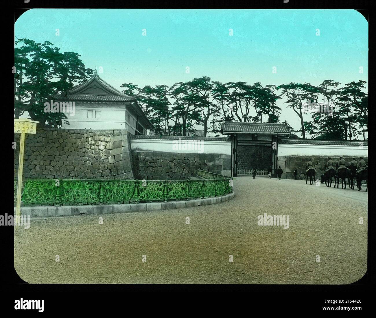 Tokio, Japan. Imperial Palace gate Stock Photo - Alamy