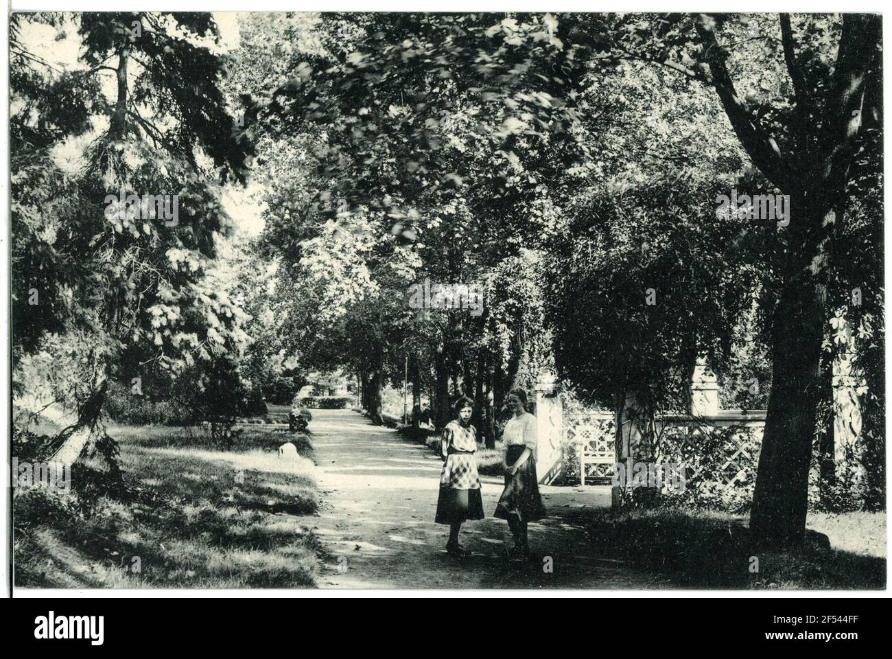 City park walkway Cut Out Stock Images & Pictures - Alamy