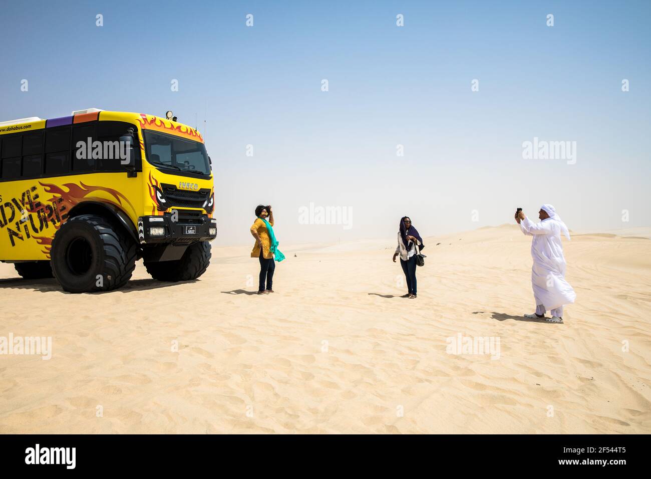 Qatar desert 4x4 hi-res stock photography and images - Alamy