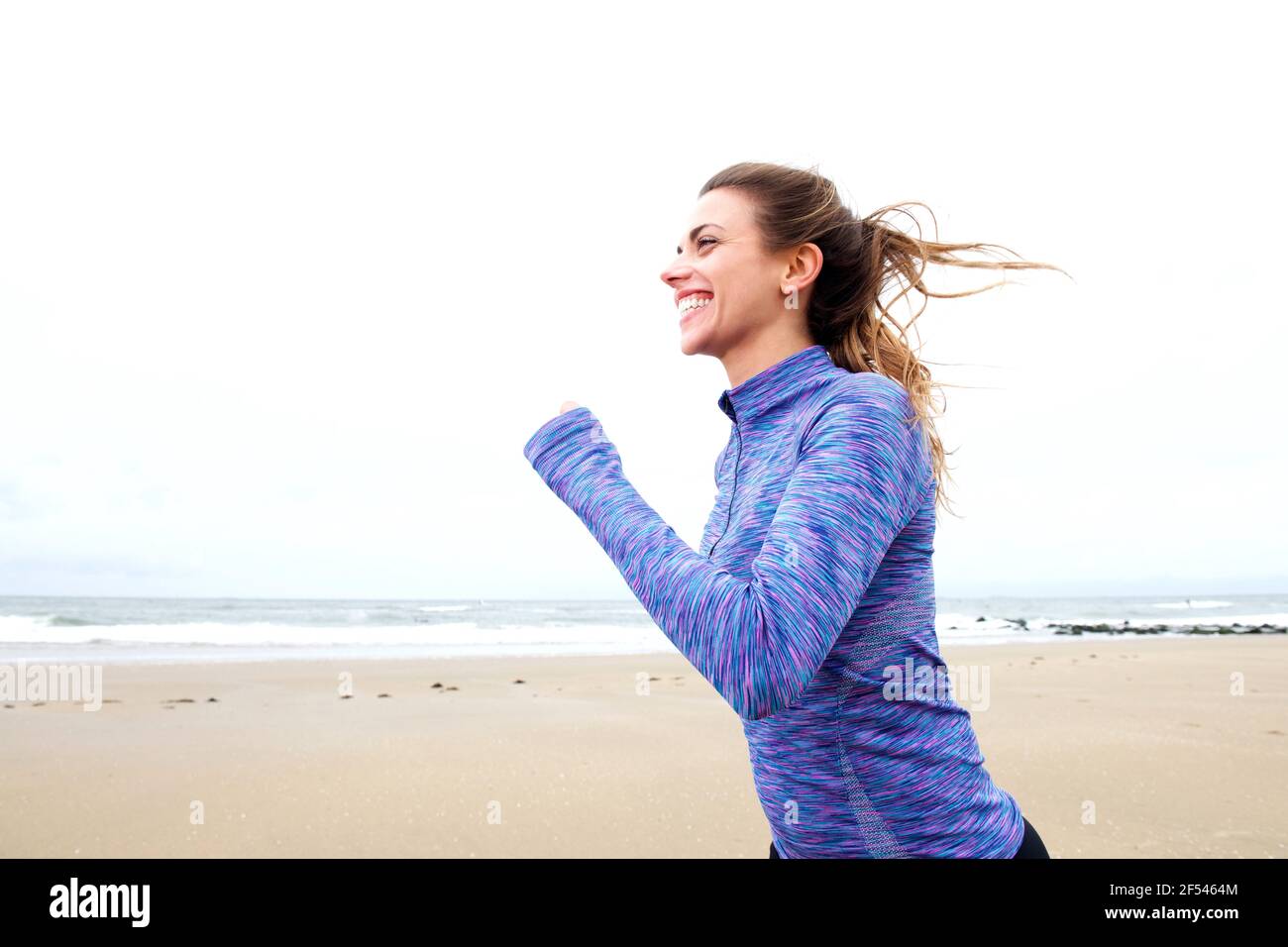 Runner on beach hi-res stock photography and images - Alamy