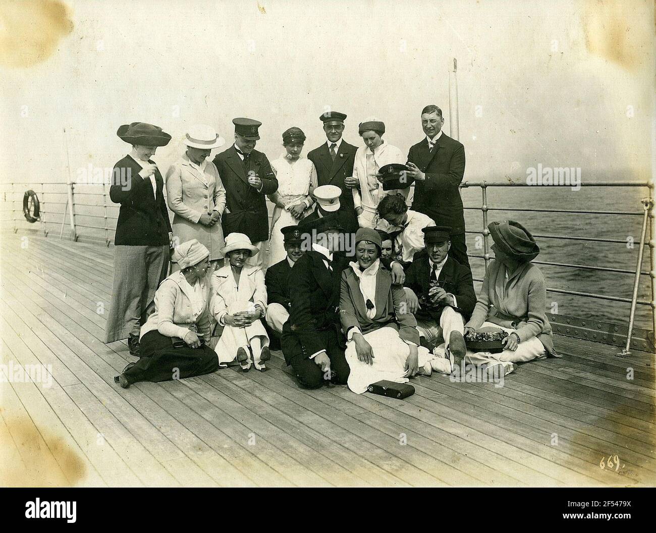 Group formation with young passengers aboard a high-sea passenger ...