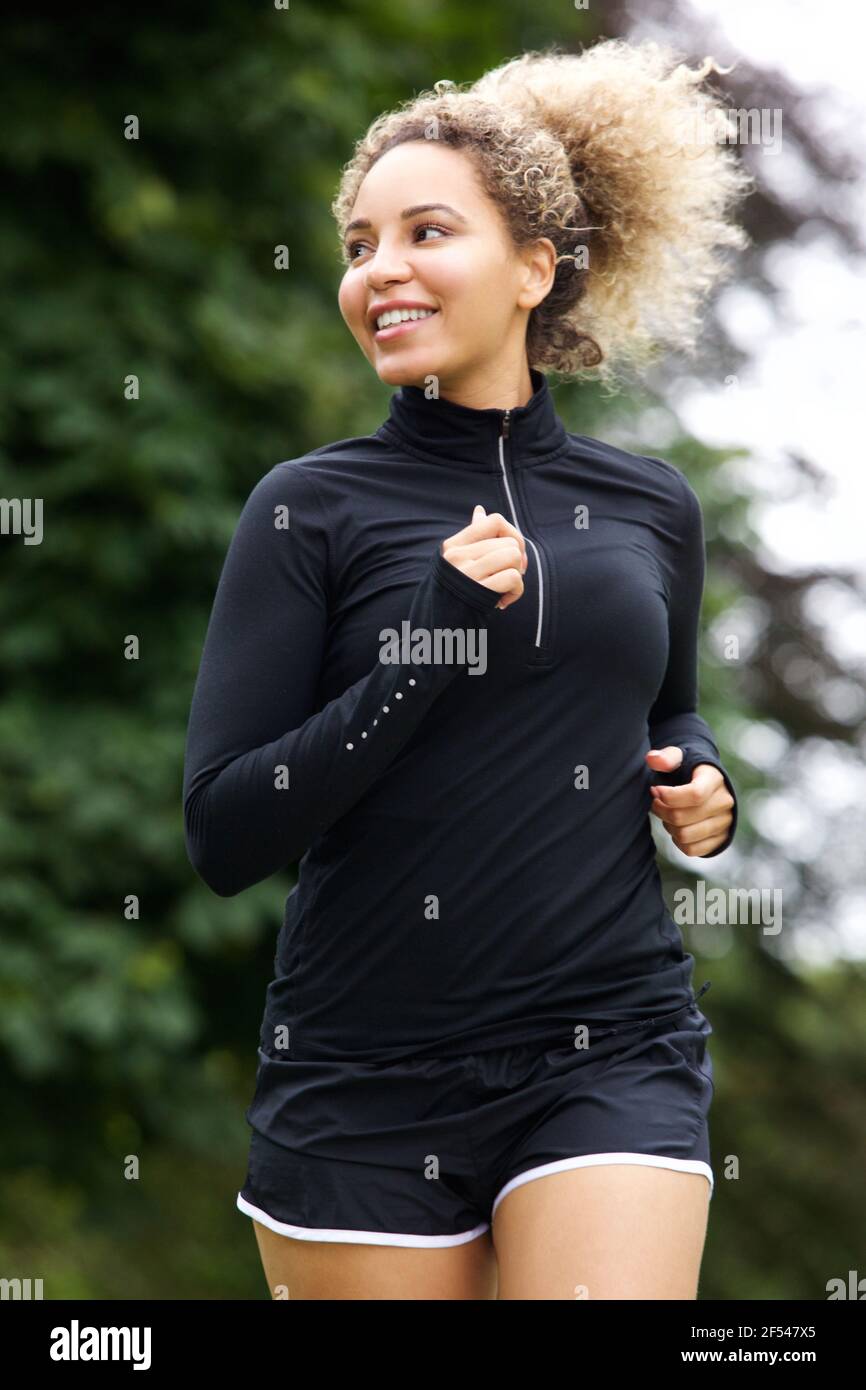 Sporty african american lady hi-res stock photography and images - Alamy