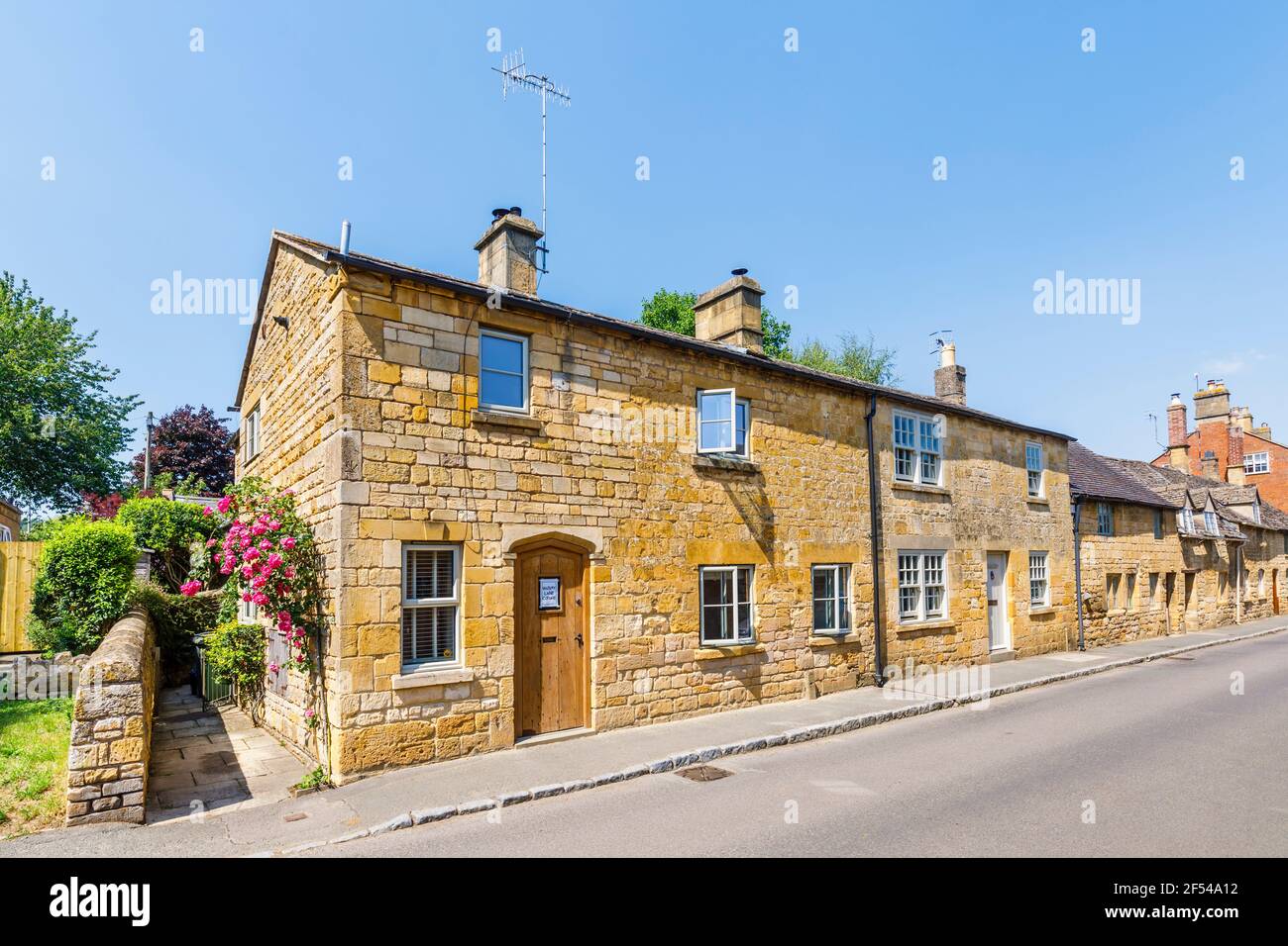 Typical roadside Cotswold stone slate roof houses in Chipping Campden ...