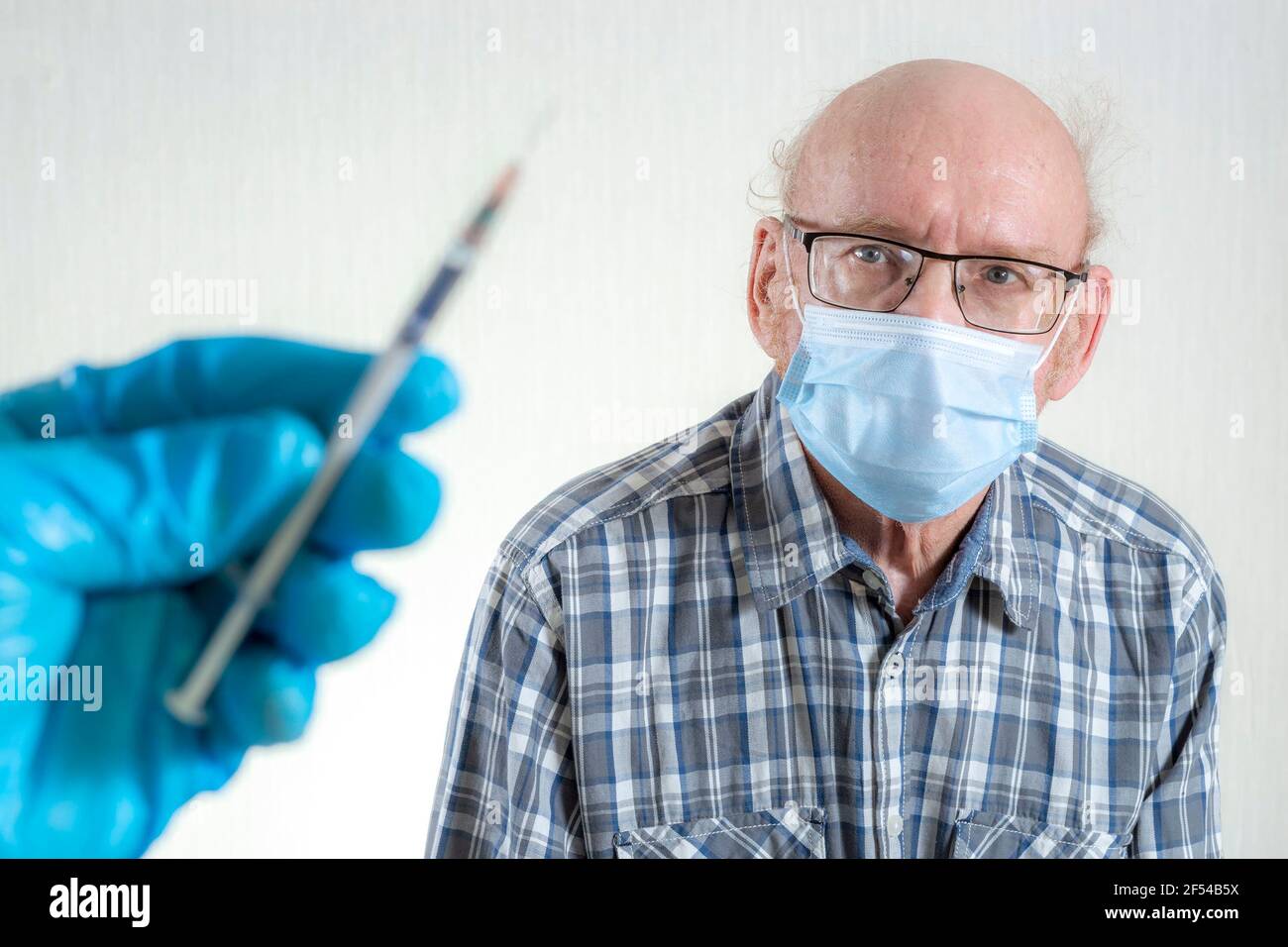 Front view syringe vaccine hi-res stock photography and images - Alamy