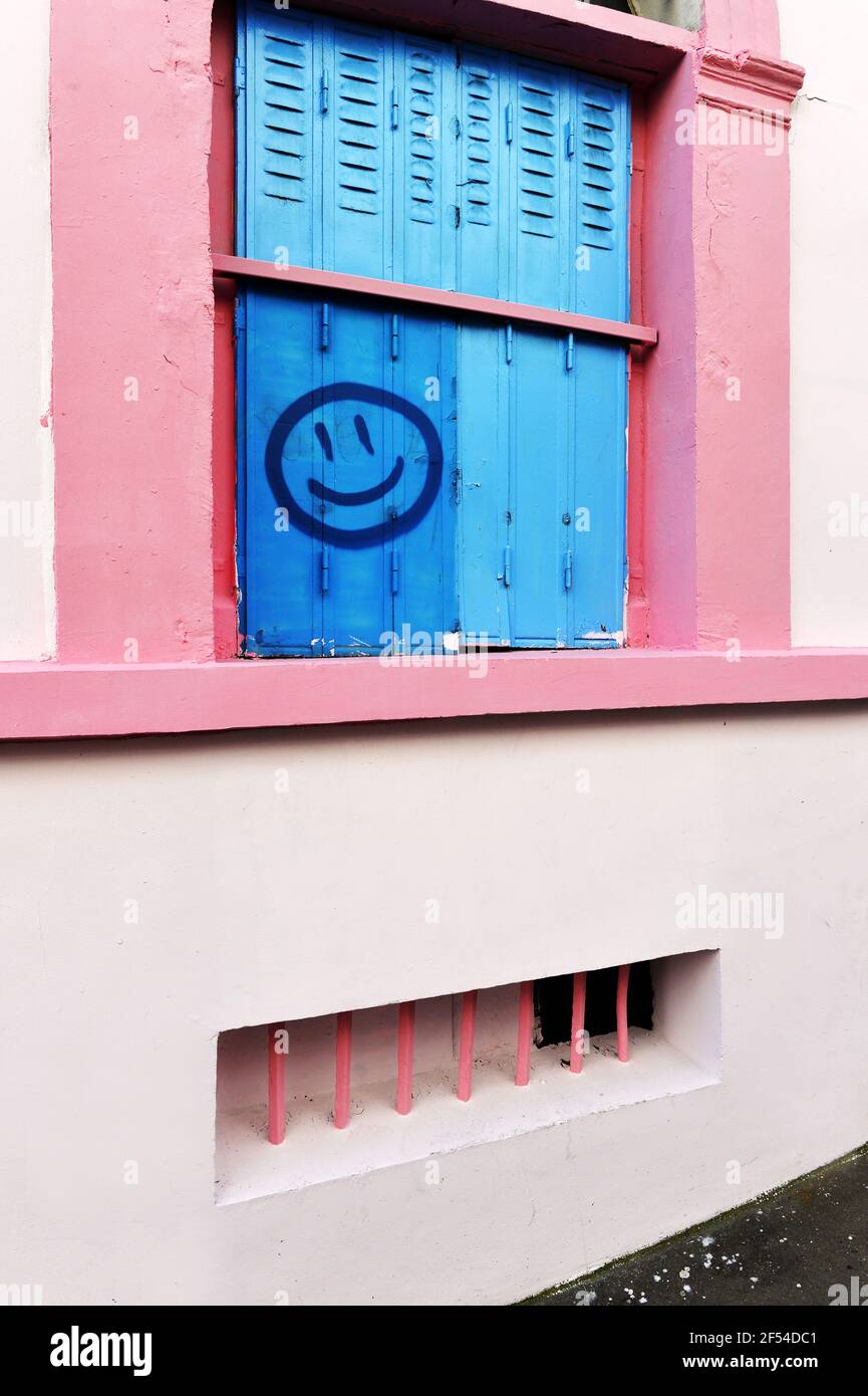Smiley on a wall - Montmartre - Paris - France Stock Photo - Alamy