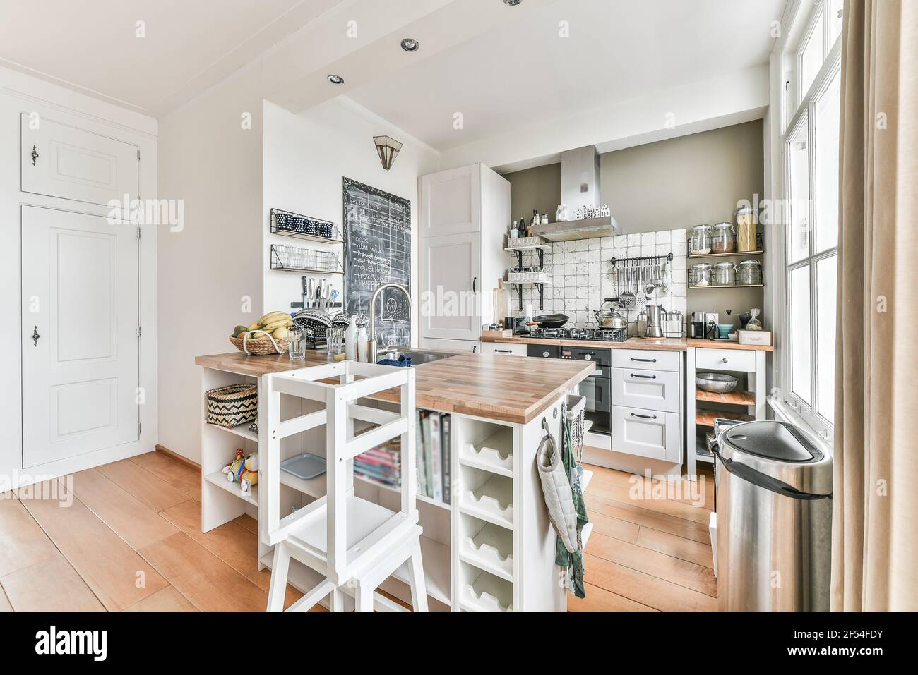 Modern dining room Stock Photo - Alamy