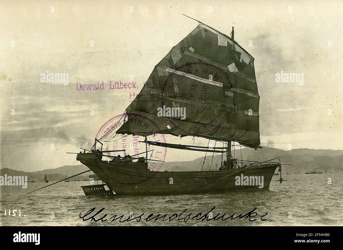 Hong Kong. Chinese junks in front of the coast Stock Photo - Alamy