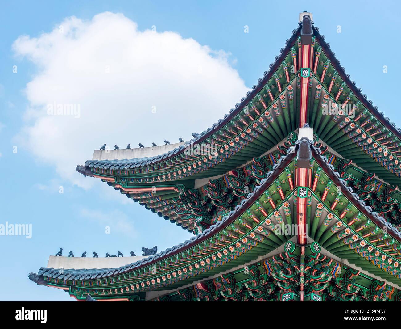 Korean traditional roof in Seoul, South Korea Stock Photo - Alamy