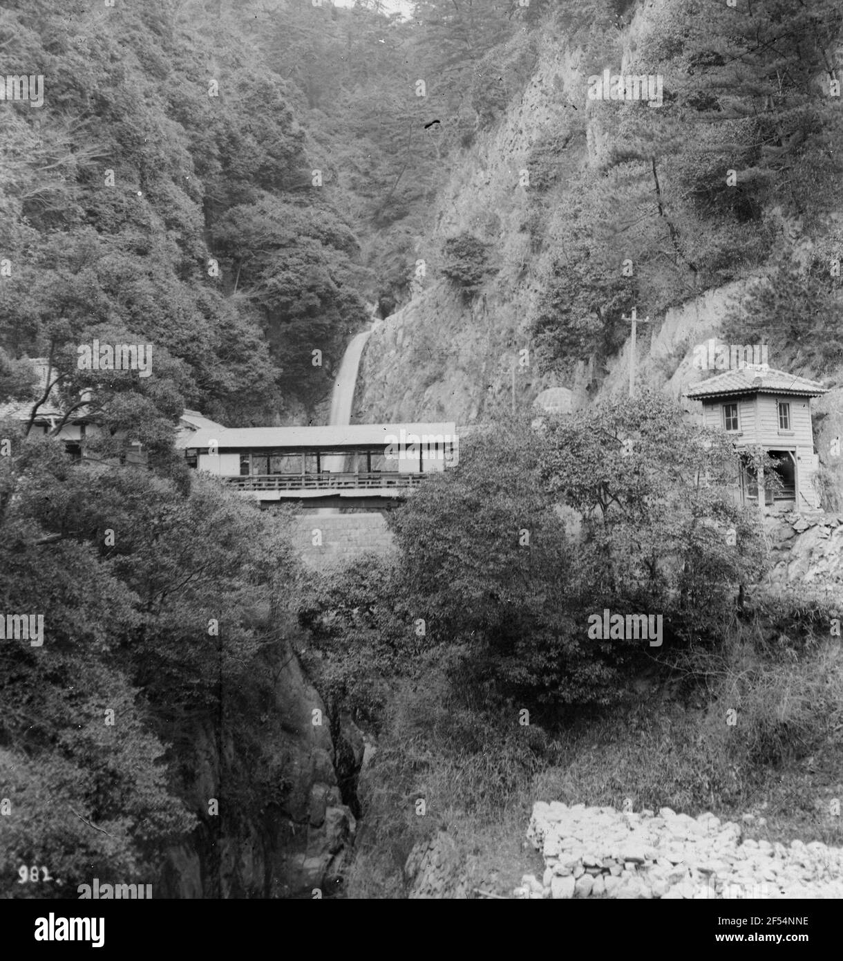 Honsh? Nunobiki waterfall at Kobe with covered bridge and buildings on ...