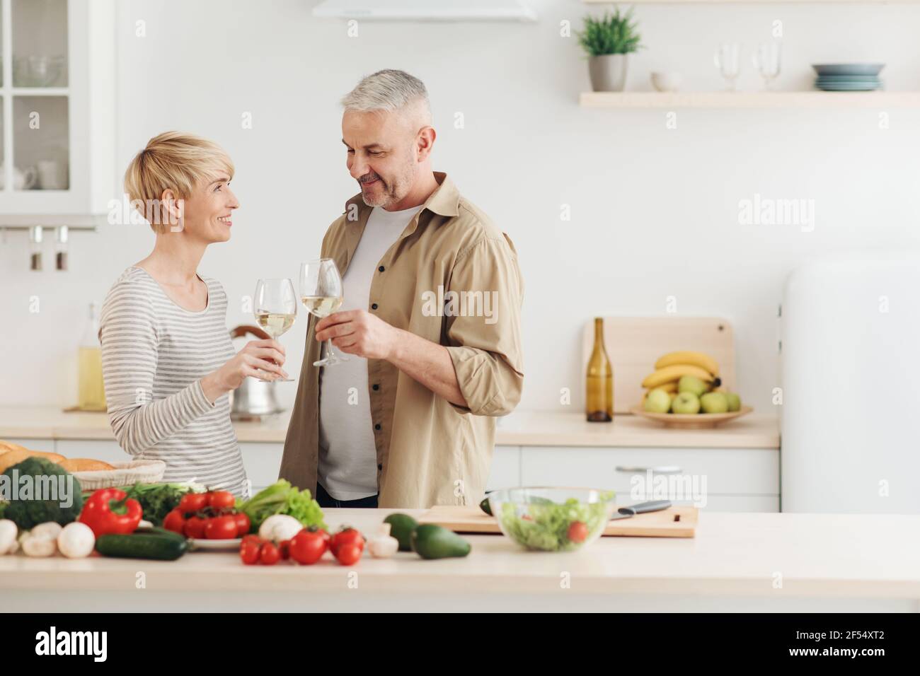 Empty family dinner table hi-res stock photography and images - Alamy