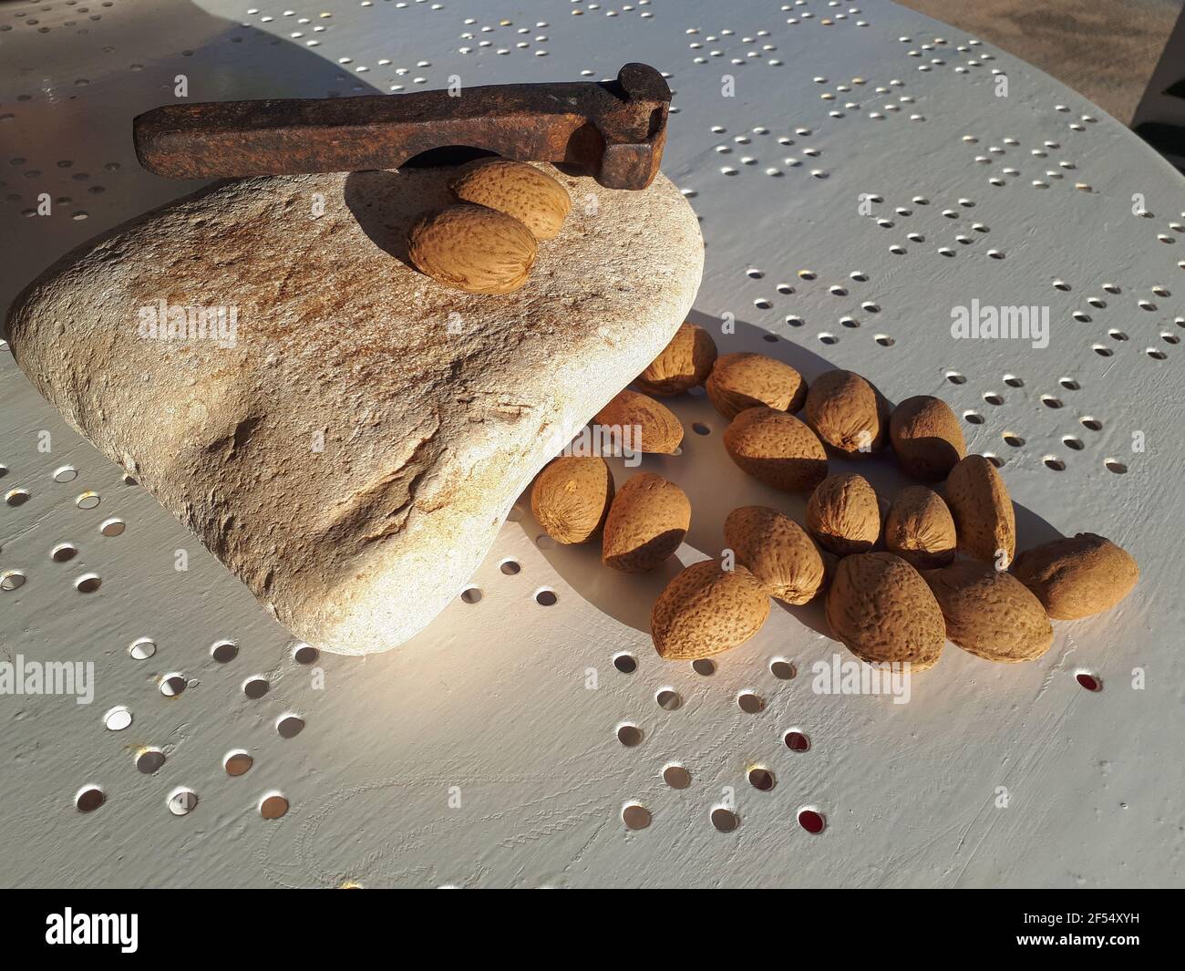 Hammer smashing stone hi-res stock photography and images - Alamy