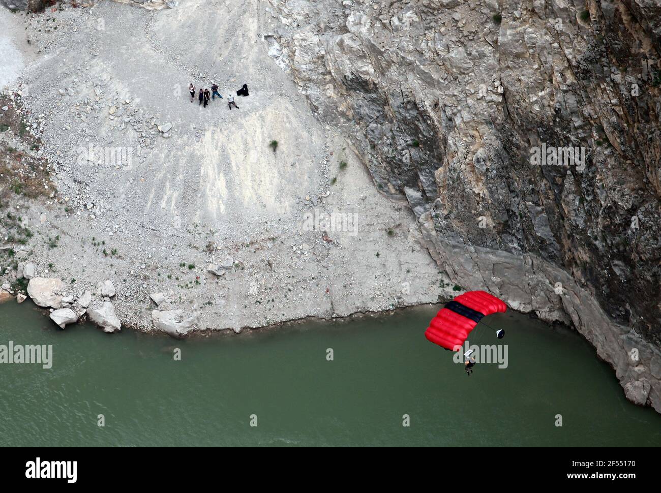 Tandem base jump hi-res stock photography and images - Alamy