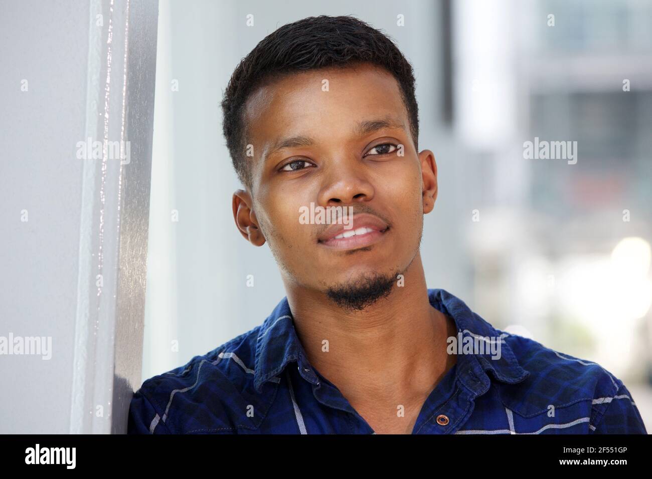 Guy looking up, gazing hi-res stock photography and images - Alamy