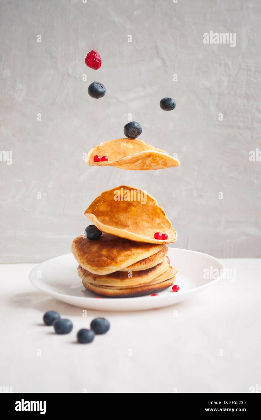 Flying pancake hi-res stock photography and images - Alamy