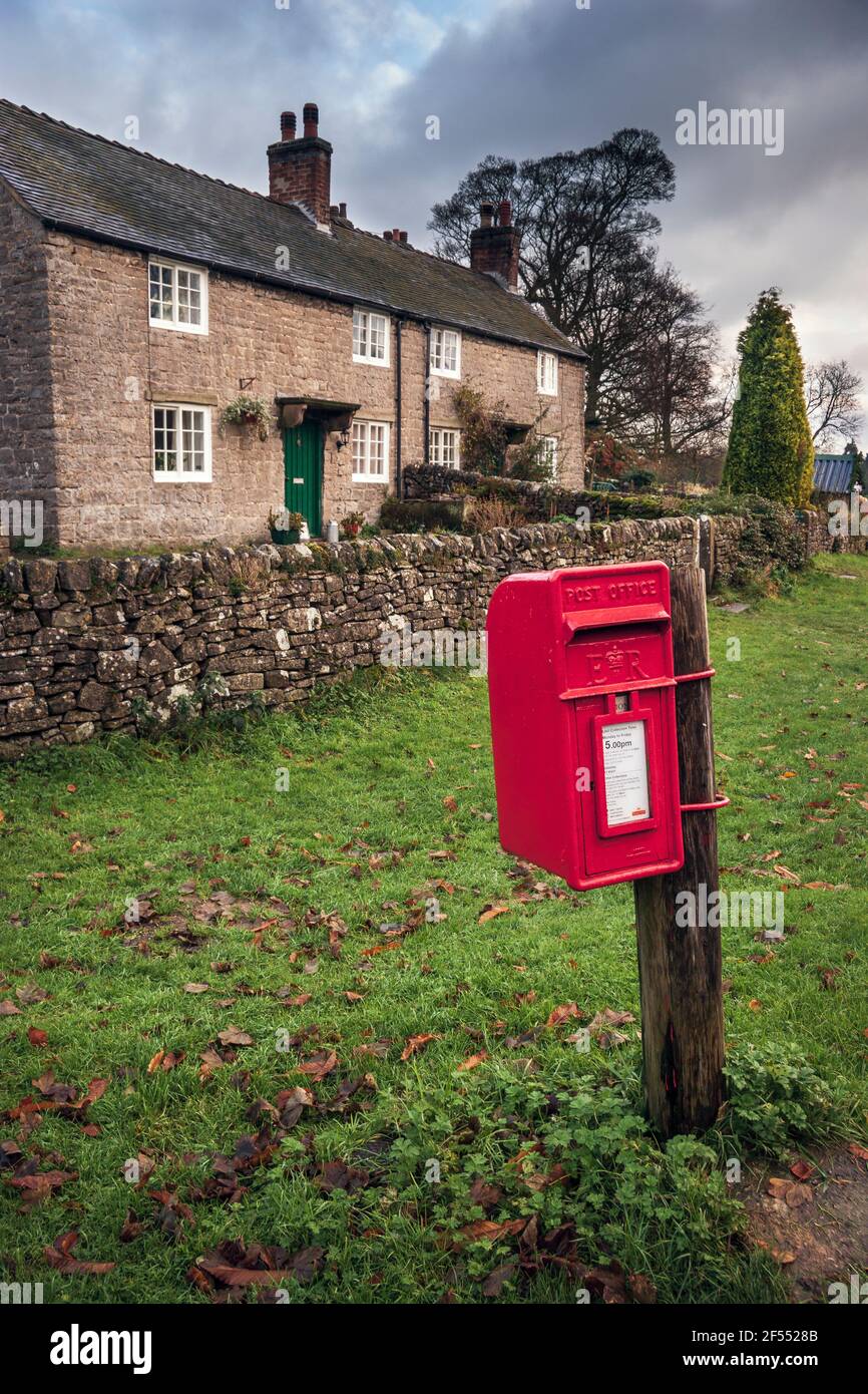 Post box and cottages in the village of Tissington, Peak District ...