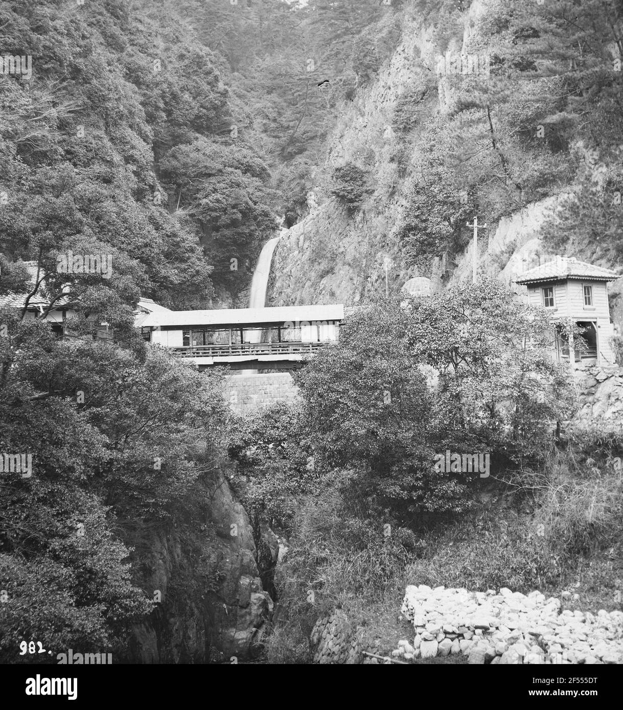 Honsh? Nunobiki waterfall at Kobe with covered bridge and buildings on ...