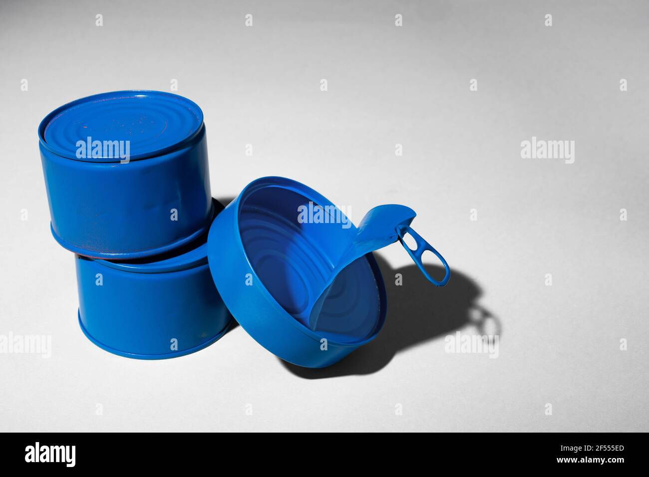 Blue tin can on gray background with shadow Stock Photo - Alamy
