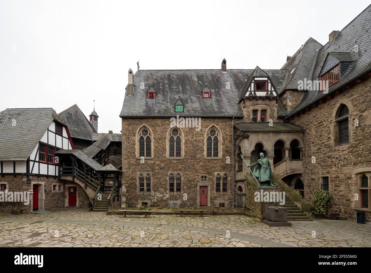 Solingen, Schloß Burg an der Wupper, innerer Burghof, Palais (Rechts ...