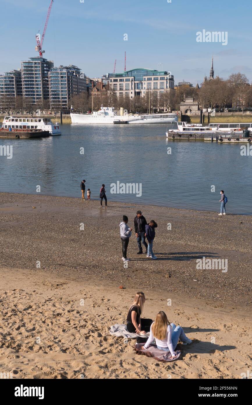 On bankside hi-res stock photography and images - Alamy