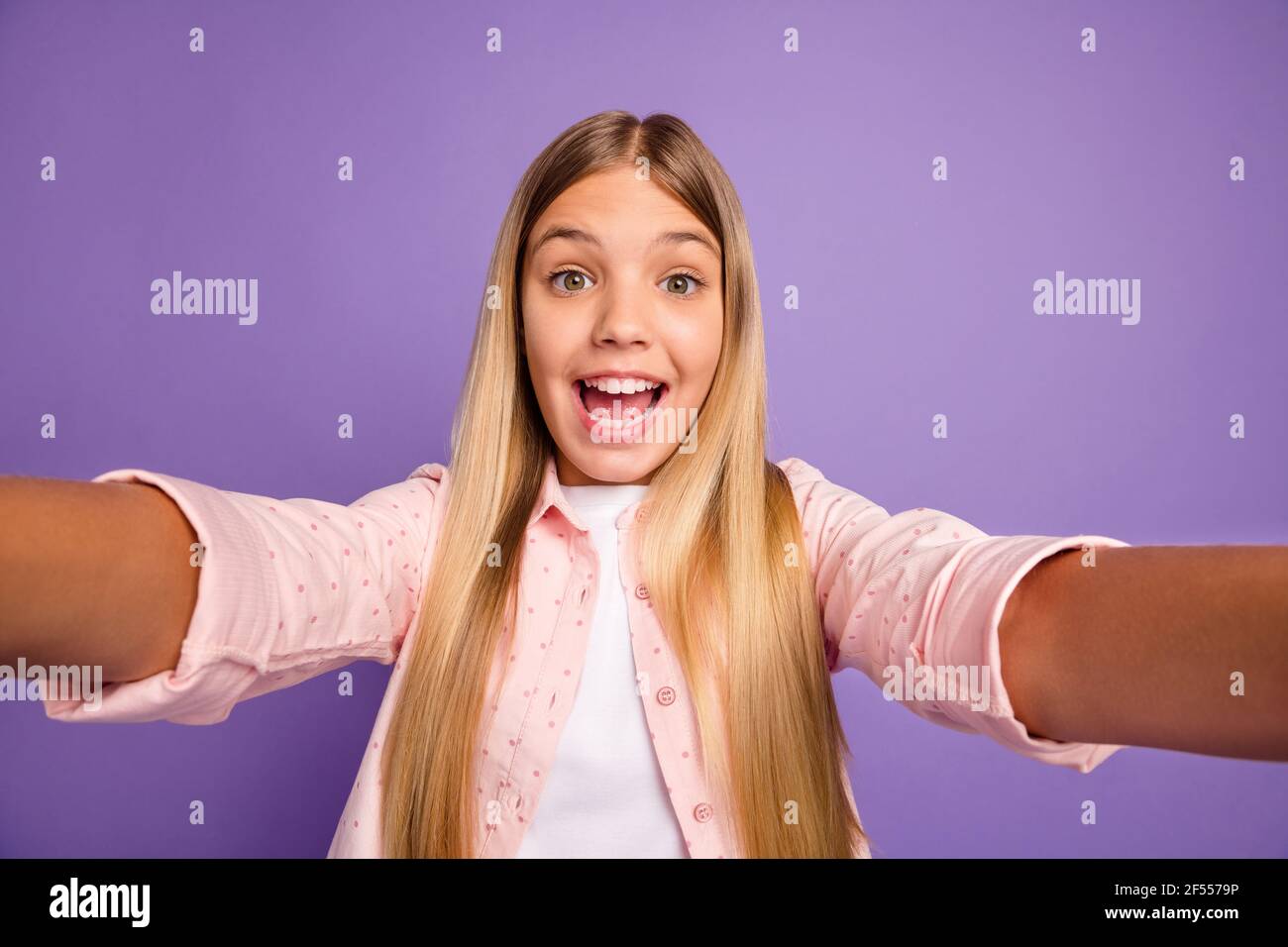 Photo of cheerful long hairdo pretty girl doing selfie wear pink shirt ...