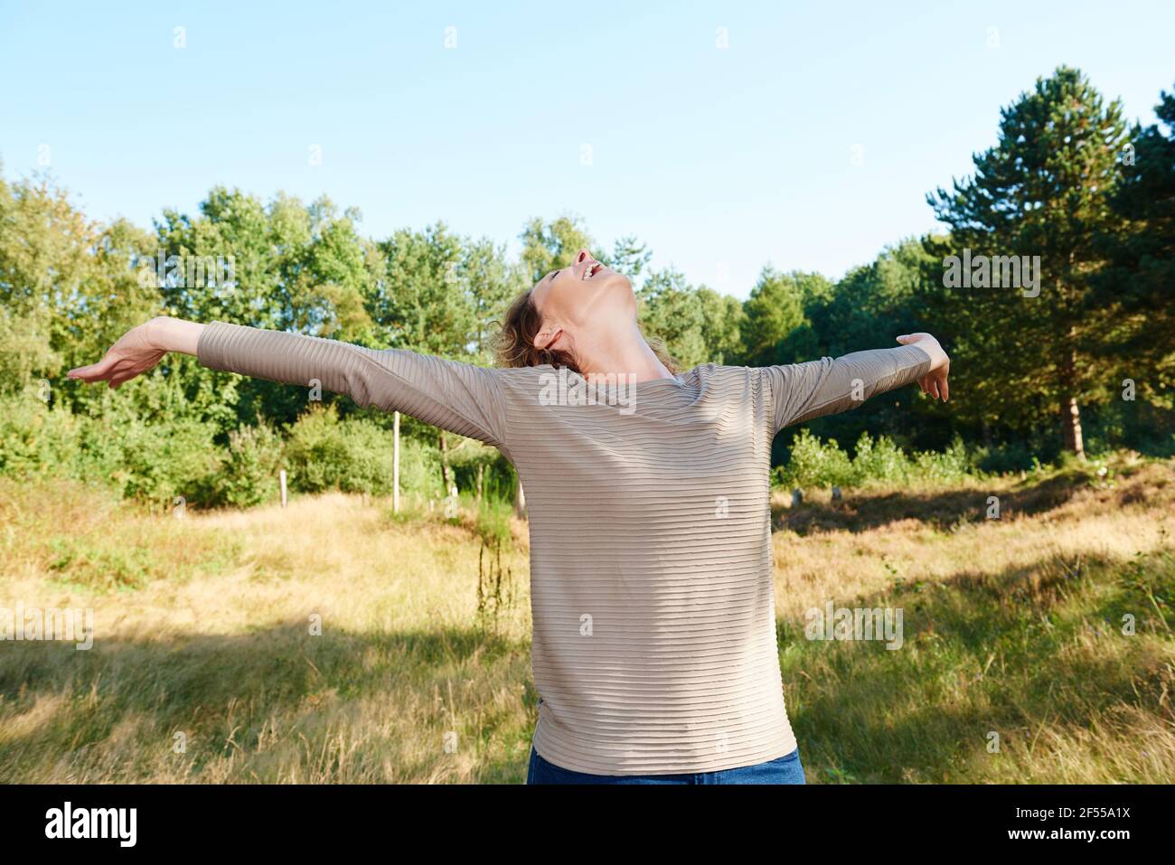 Woman open hand outstretched arm hi-res stock photography and images ...