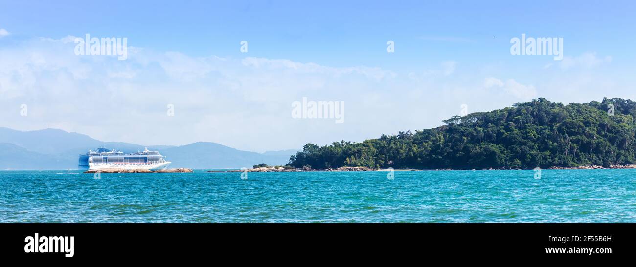 Tropical island ferry hi-res stock photography and images - Alamy