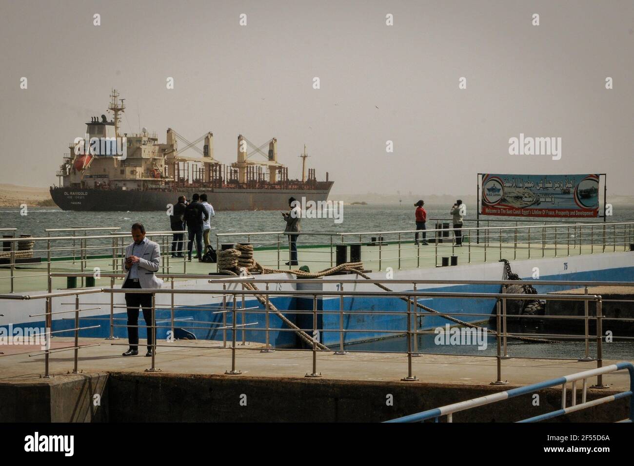 Supertanker with tugboats hi-res stock photography and images - Alamy