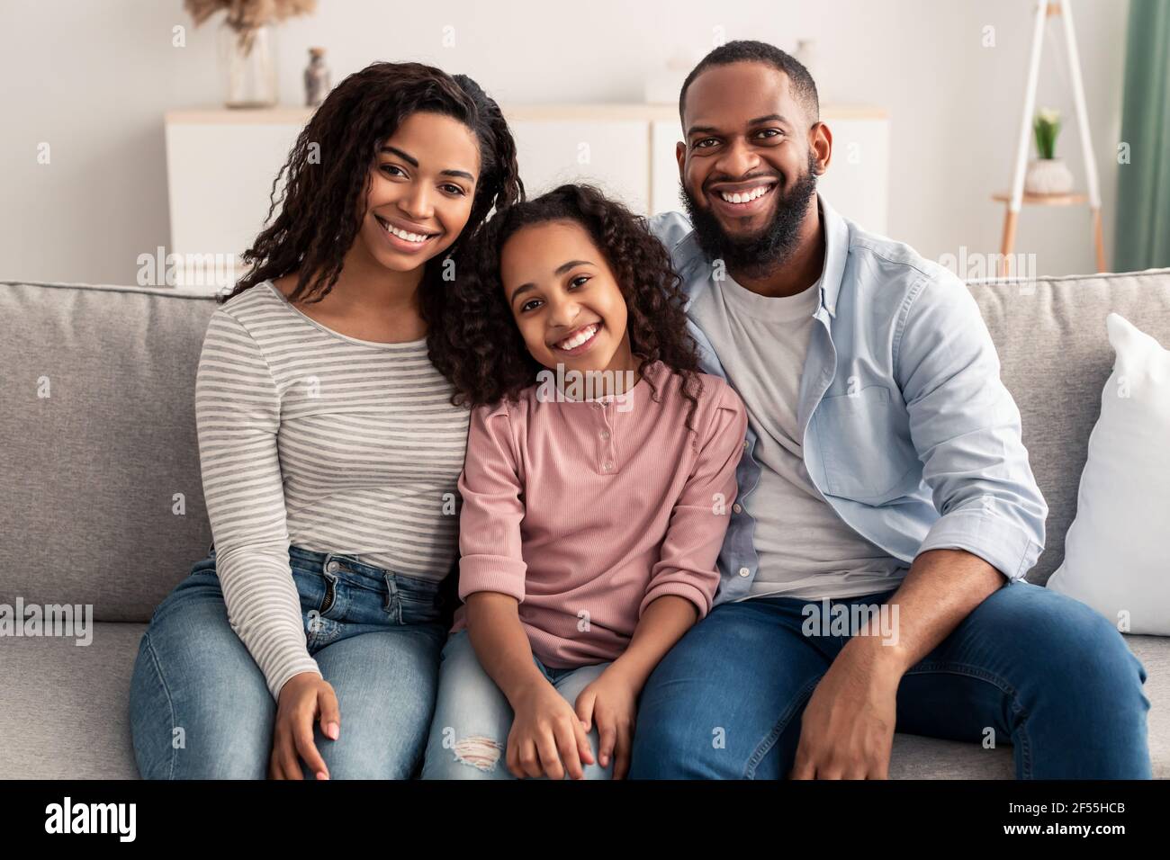Family smiling at home hi-res stock photography and images - Alamy