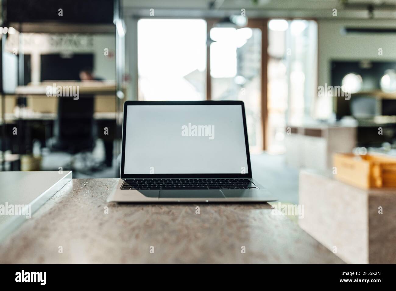 Office desk laptop device hi-res stock photography and images - Alamy