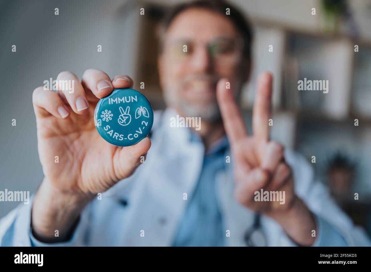Hand holding blue sign hi-res stock photography and images - Alamy