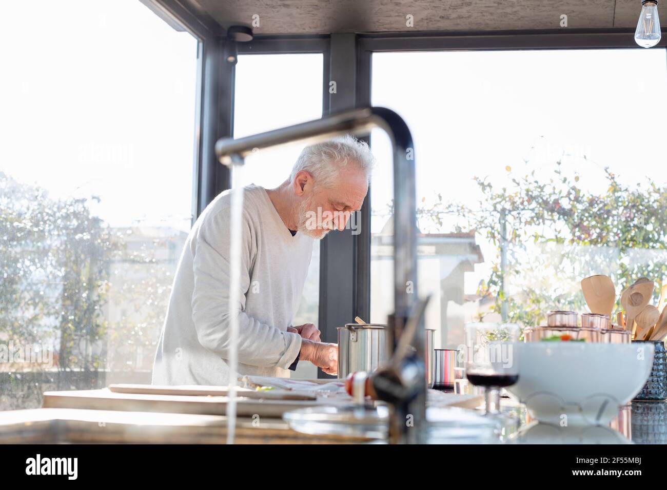 Men home cooking hi-res stock photography and images - Alamy