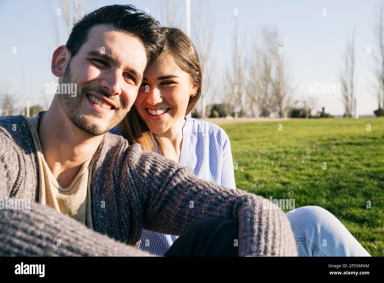 People sitting together in sunshine hi-res stock photography and images ...
