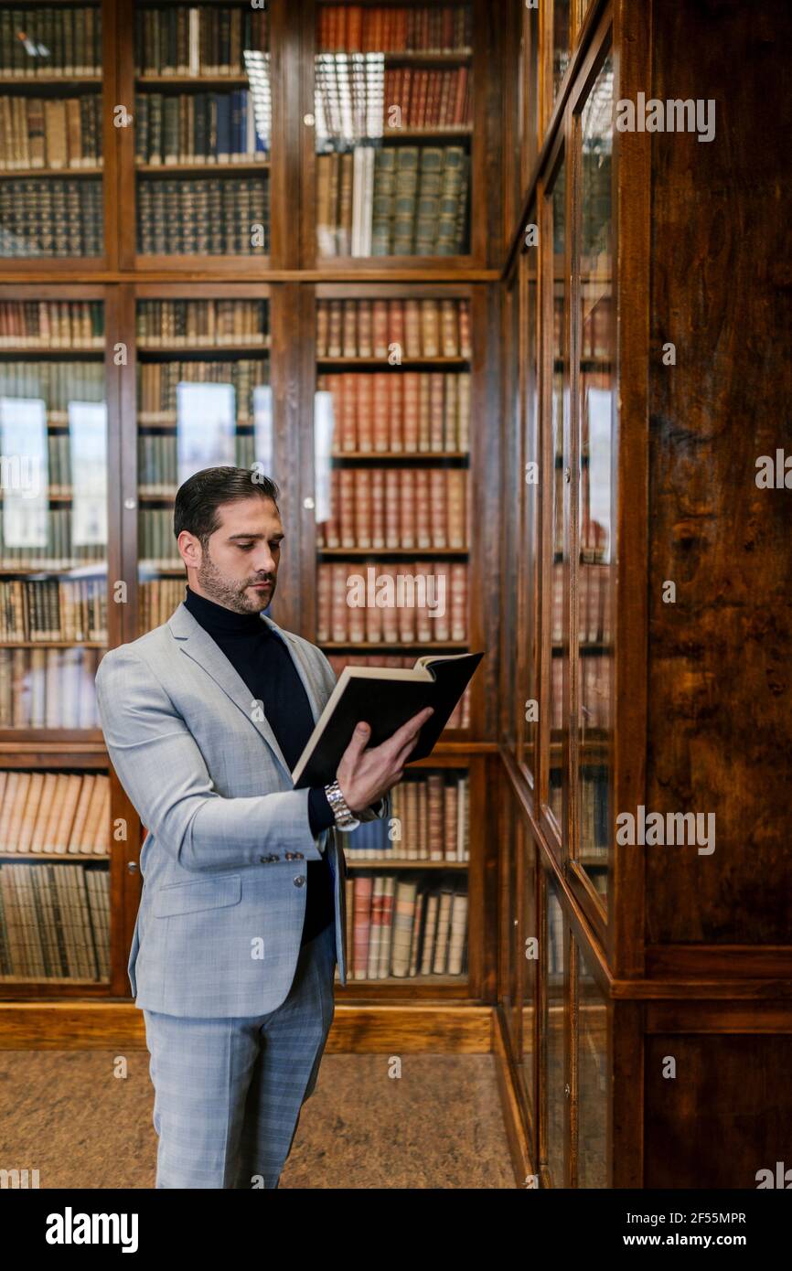 Standing library hi-res stock photography and images - Alamy