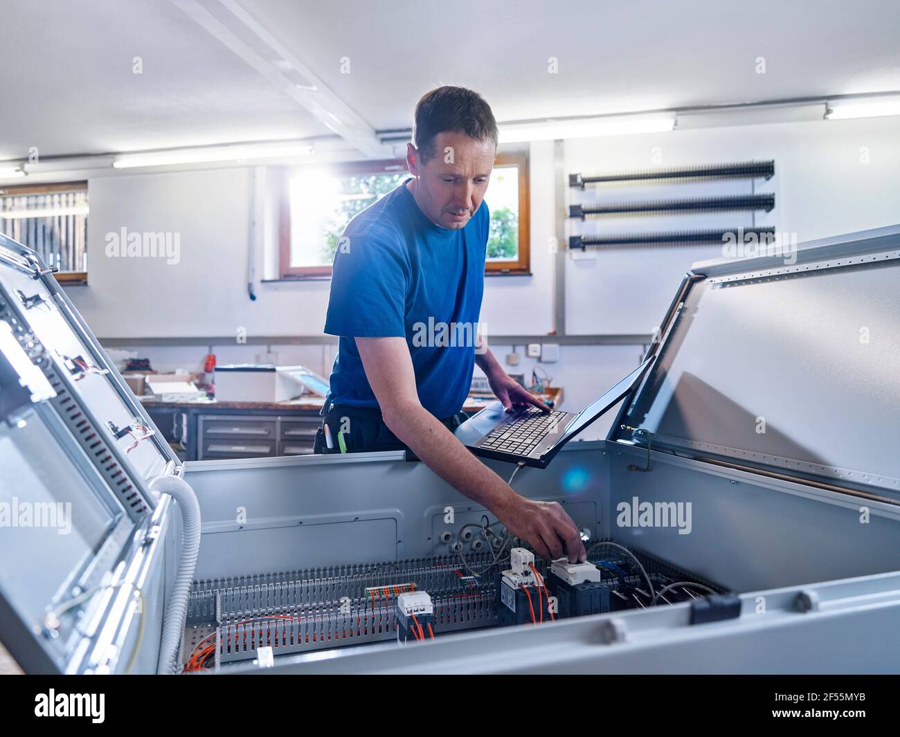 Electrician workshop hi-res stock photography and images - Alamy