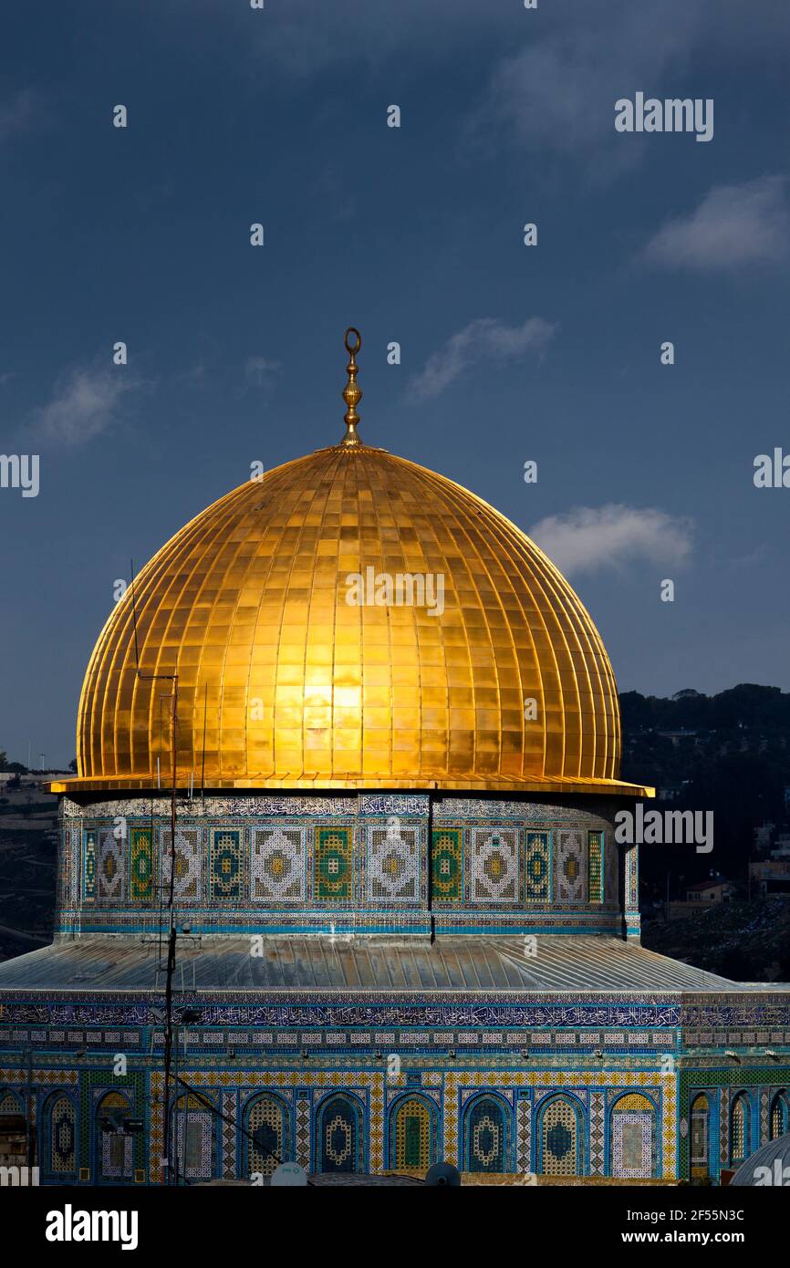 Israel, Jerusalem, Dome of the Rock on Temple Mount, sun glistening on ...