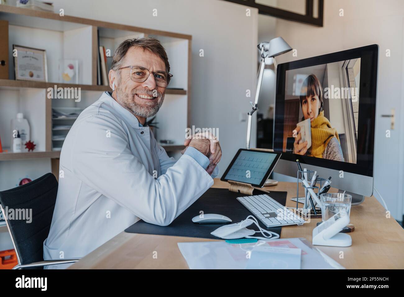 Doctor video camera hi-res stock photography and images - Alamy