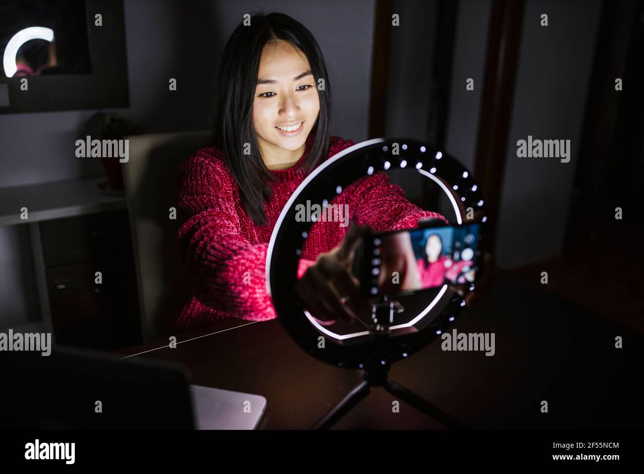 Influencer phone ring light hi-res stock photography and images - Alamy