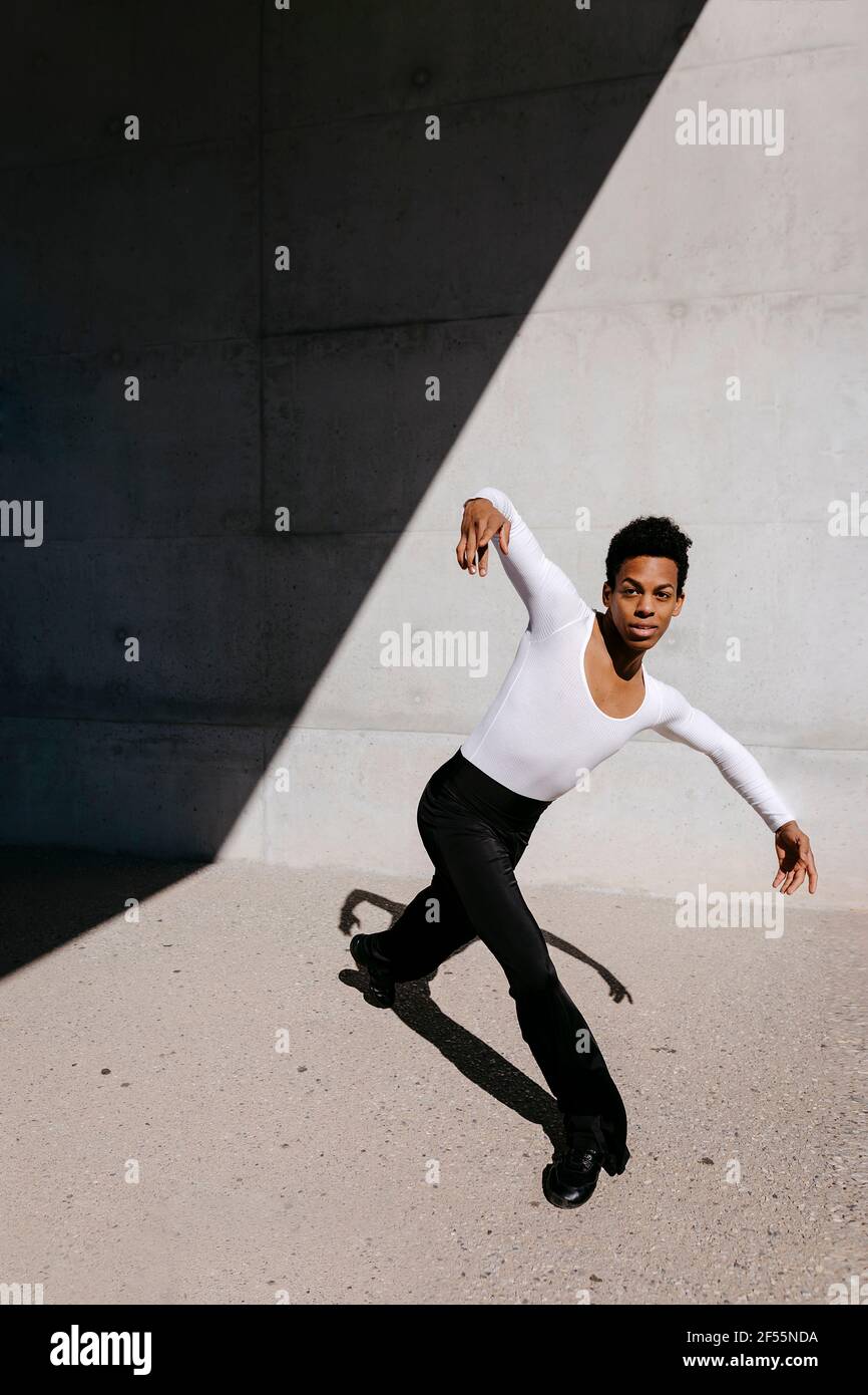 Flexible man hi-res stock photography and images - Alamy