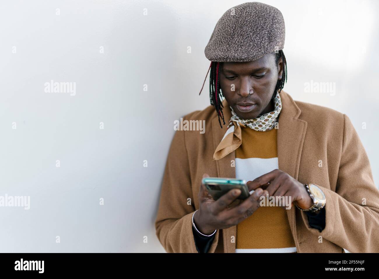 African man phone hi-res stock photography and images - Alamy