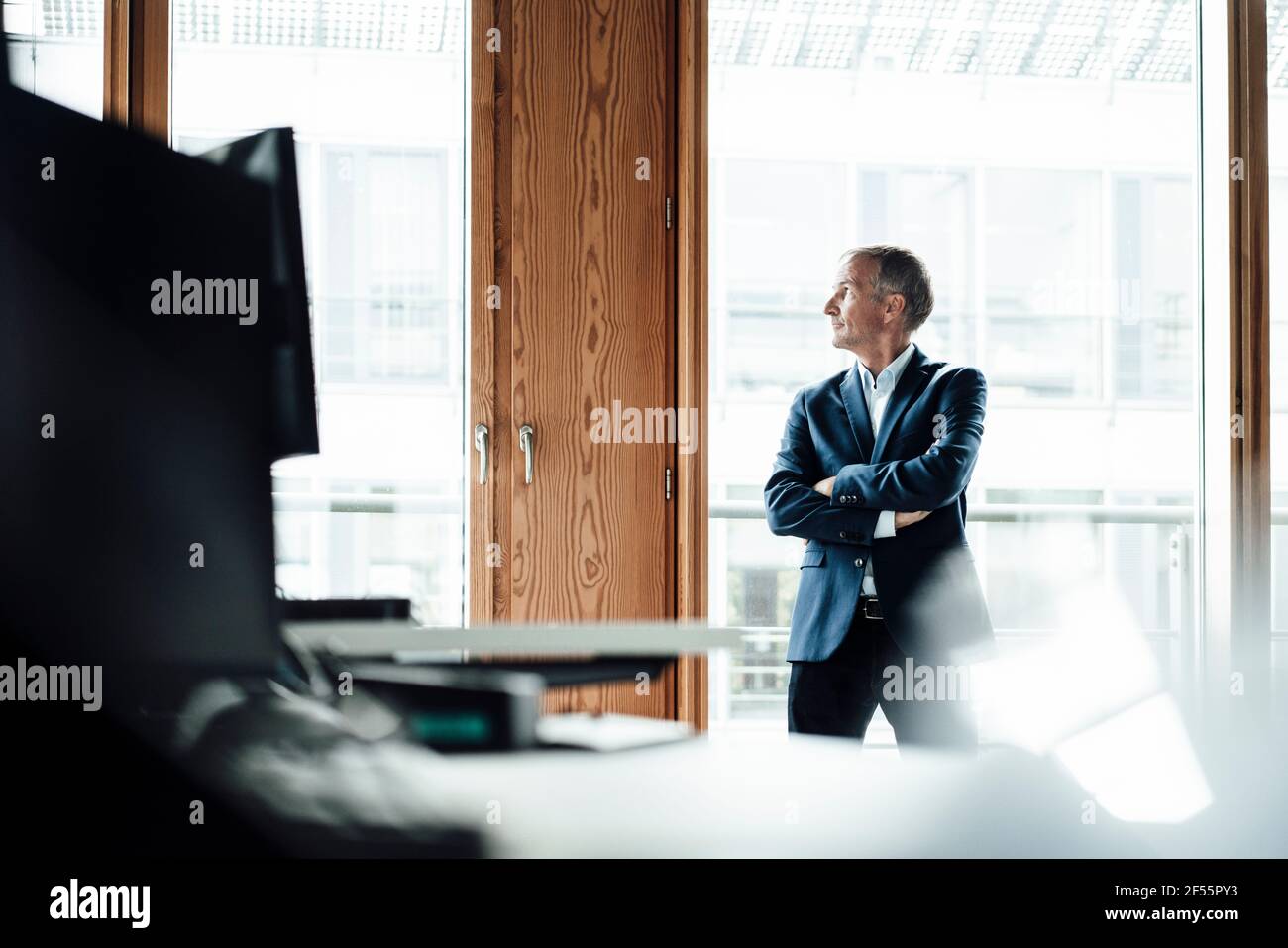 Man looking window office exterior hi-res stock photography and images ...