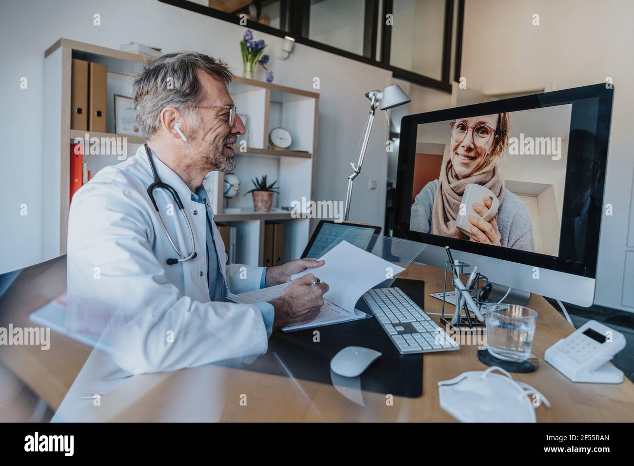 Hospital office worker hi-res stock photography and images - Alamy