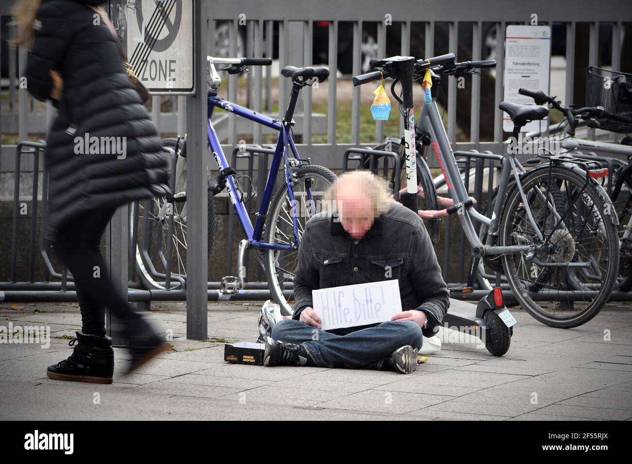 Munich. 23rd Mar, 2021. Public life in times of the coronavirus ...