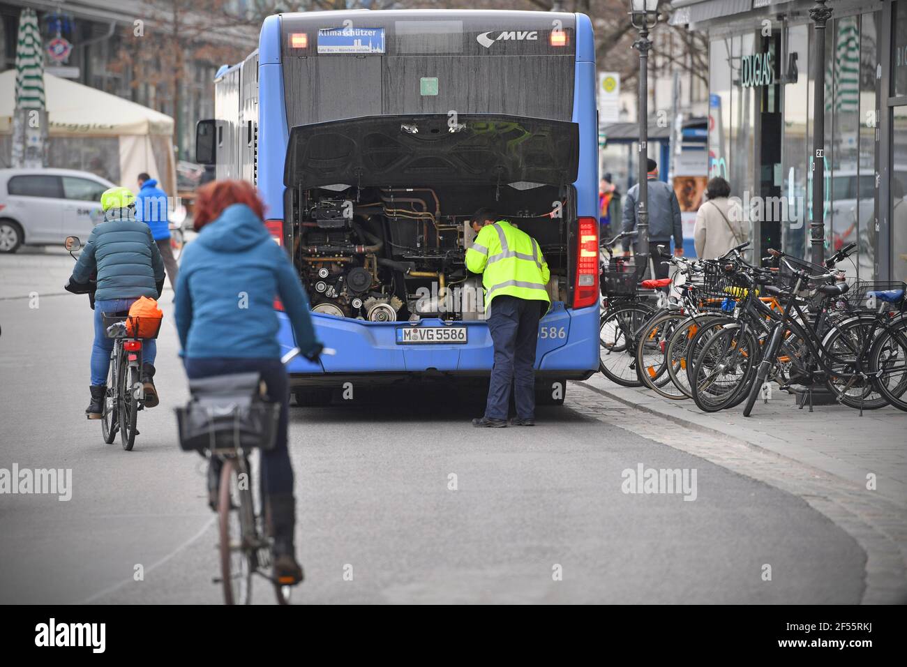A bus of the Muenchner Verkehrsgesellschaft broke down with an engine ...