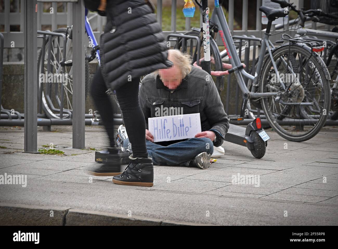 Munich. 23rd Mar, 2021. Public life in times of the coronavirus ...
