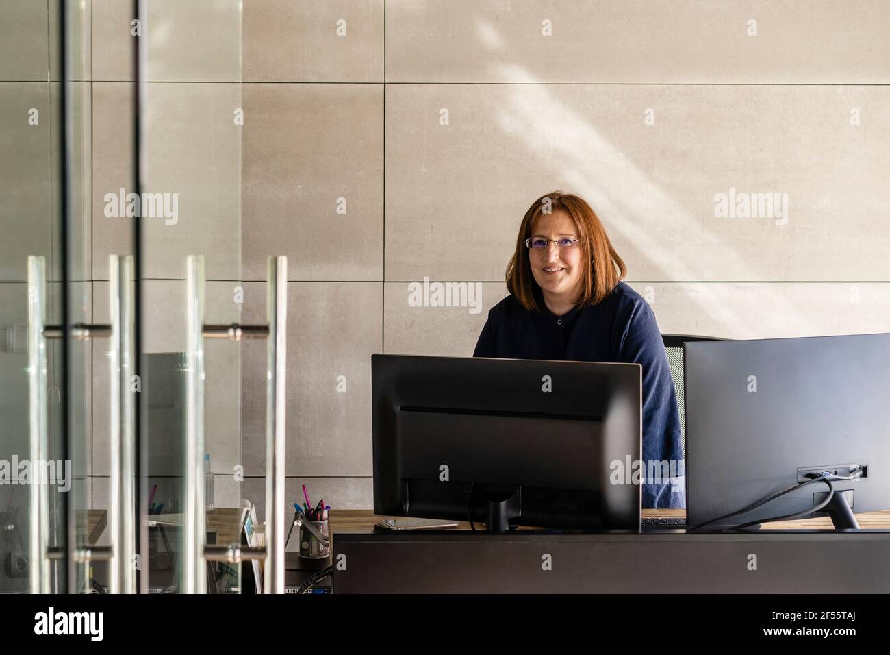 Entrepreneur computer hi-res stock photography and images - Alamy