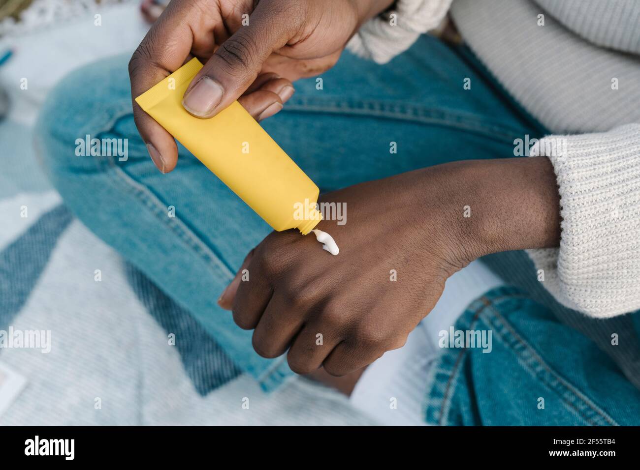 Applying hand hi-res stock photography and images - Alamy