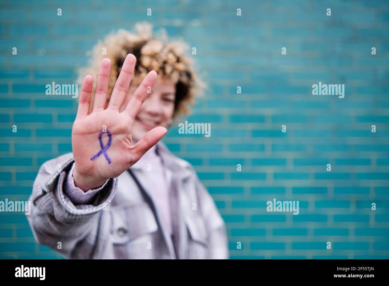 Woman showing sign on palm of hand Stock Photo - Alamy