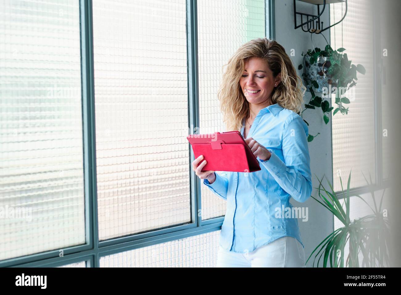 Woman leaning against glass window hi-res stock photography and images ...