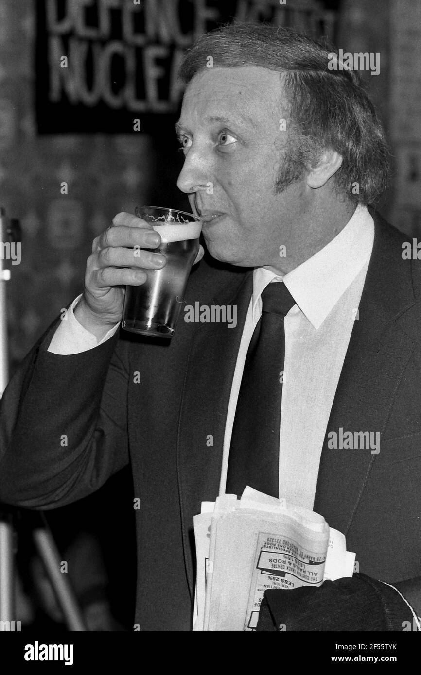 Arthur Scargill at CND meeting in Shipley in 1983 Stock Photo - Alamy