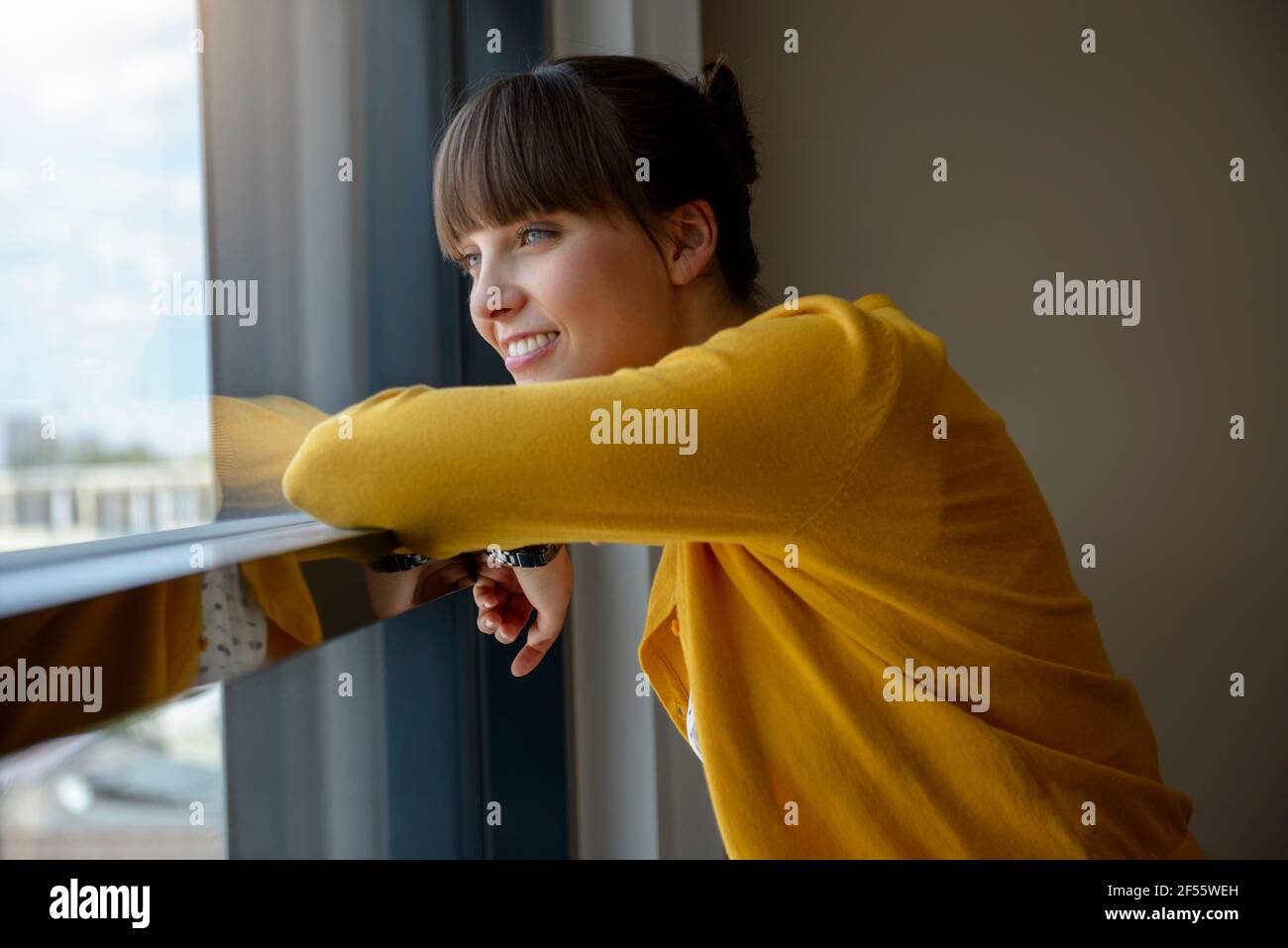Beautiful woman looking window hi-res stock photography and images - Alamy